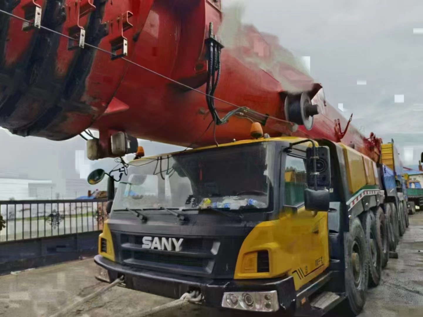 600t SANY รถบรรทุกเครนสองเครื่อง Mercedes Benz เครื่องยนต์ Sany มือถือเครน